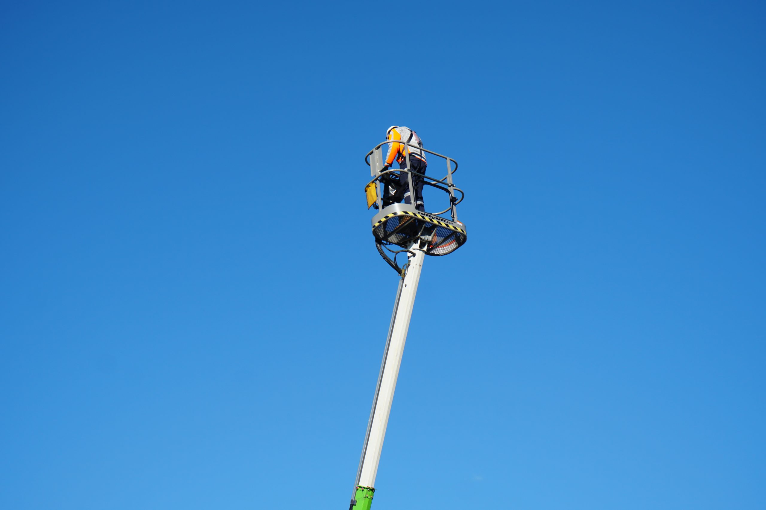 RIIHAN301E Operate elevating work platform - Master Builders ACT